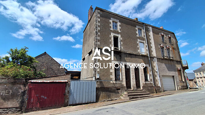 Courcité : Maison 8 pièces à vendre