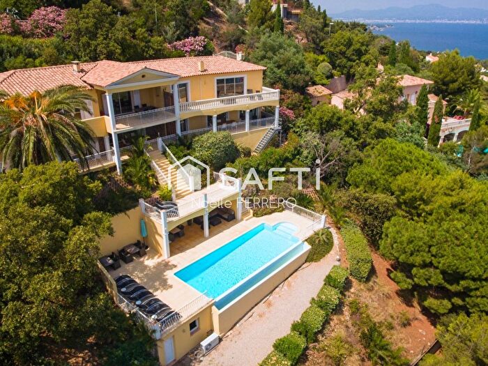 Maison à vendre - Roquebrune-sur-Argens - 11 pièces - 7 chambres