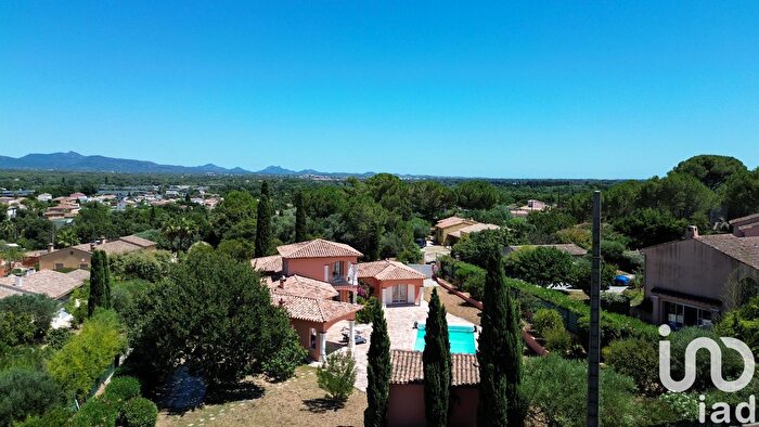 Maison à vendre - Roquebrune-sur-Argens, Les Fourques, Le Défens, Les Quatre Chemins - 5 pièces - 3 chambres
