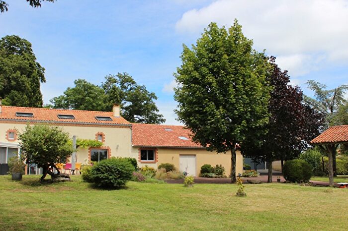 Maison 8 pièces à Yzernay, à vendre