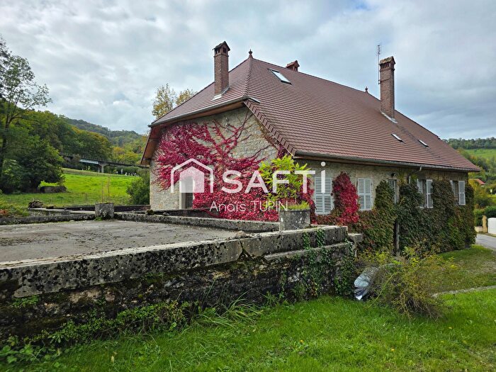 Maison à vendre - Salins-les-Bains - 9 pièces - 6 chambres