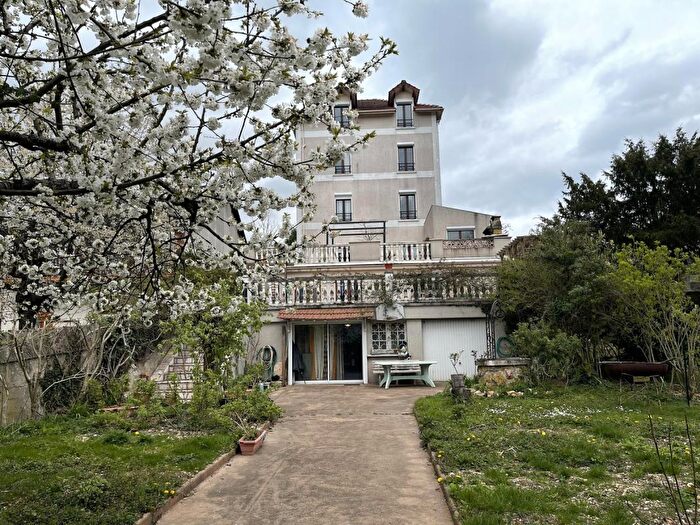 Maison à vendre - Varennes-Jarcy - 12 pièces - 8 chambres