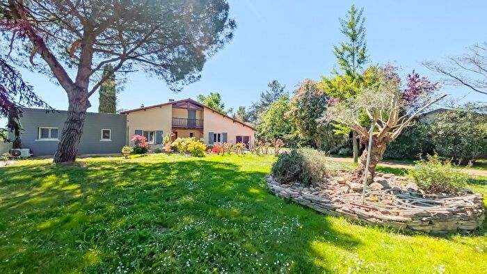 Sainte-Colombe-en-Bruilhois : Maison 8 pièces à vendre