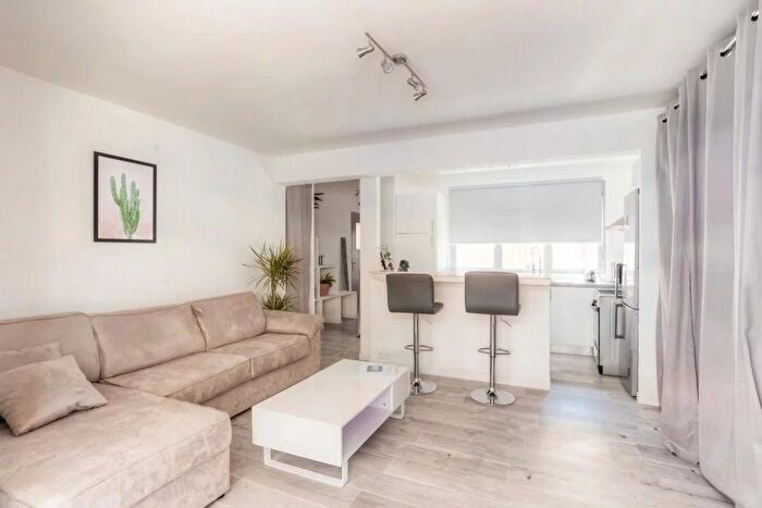 Appartement à louer - Vallauris, Golfe Juan, Vieux Port - 1 pièce