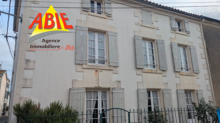 Maison à vendre - Saint-Hilaire-la-Palud - 8 pièces - 6 chambres