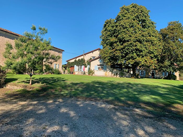 Maison à vendre - Médillac - 12 pièces - 8 chambres