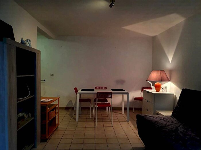 Appartement à louer - Nord, Uzès - 1 pièce