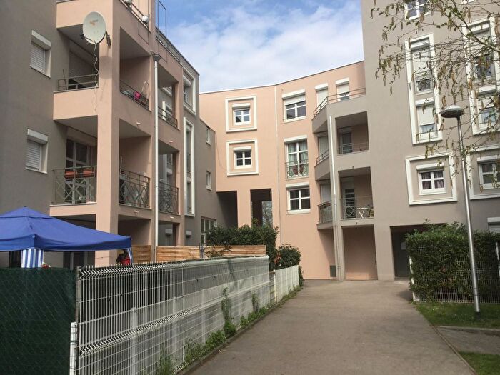 Bourgoin-Jallieu, Centre-ville, Pont Saint-Michel : Appartement 3 pièces à vendre