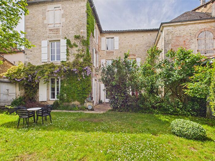 Maison à vendre - Ruffec - 15 pièces - 9 chambres