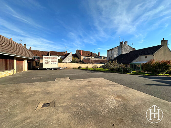 Maison à vendre - Saint-Amand-Montrond - 6 pièces - 3 chambres