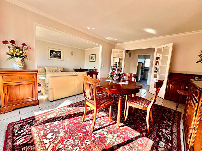 Appartement à vendre - Enghien-les-Bains - 4 pièces - 2 chambres