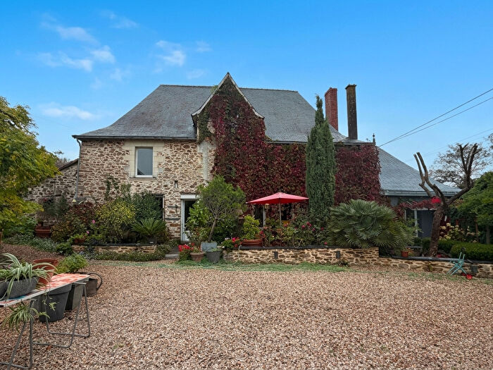 Maison 8 pièces à Les Touches, à vendre