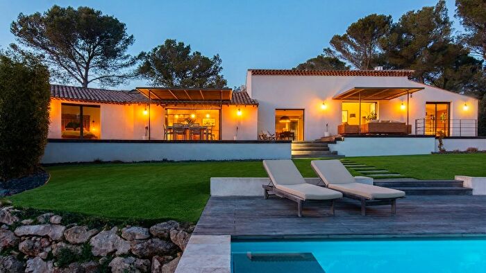 Maison à vendre - Saint-Marc-Jaumegarde - 9 pièces - 4 chambres