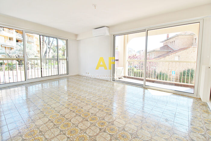 Appartement à louer - Saint-Raphaël, Centre-ville - 4 pièces - 3 chambres