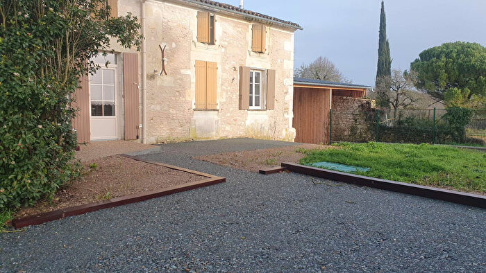 Maison à louer - Chaniers - 4 pièces - 3 chambres