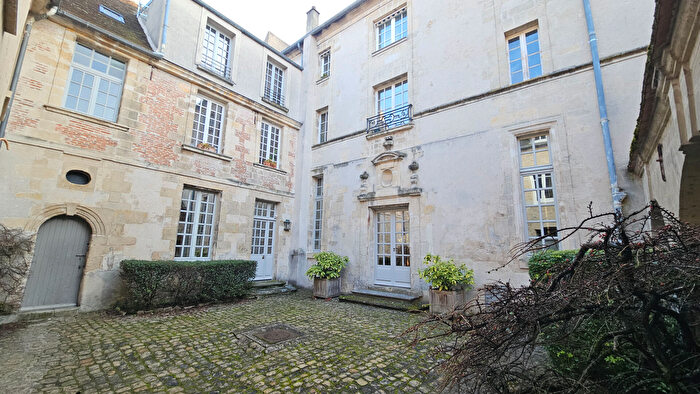 Appartement à vendre - Senlis, Centre-ville - 4 pièces - 2 chambres