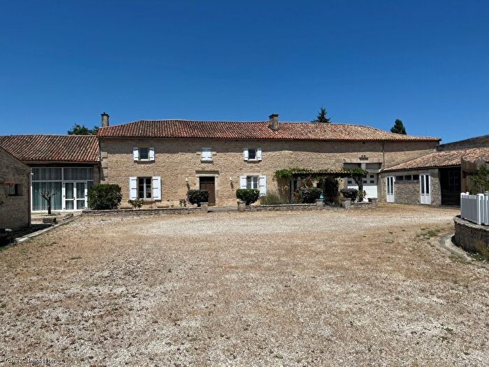 Maison 12 pièces à Chef-Boutonne, à vendre
