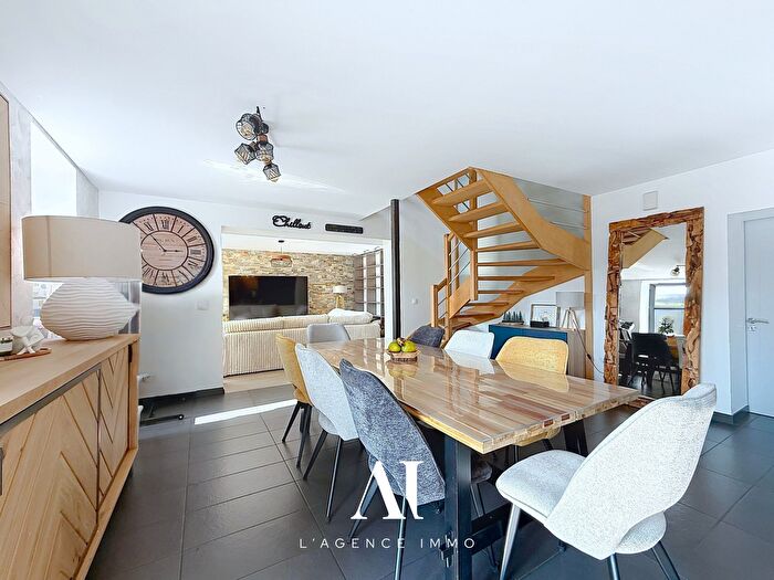 Maison 8 pièces à Cessy, à vendre