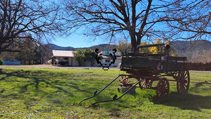 Maison à vendre - Roquebrune-sur-Argens, Village - 4 pièces - 2 chambres