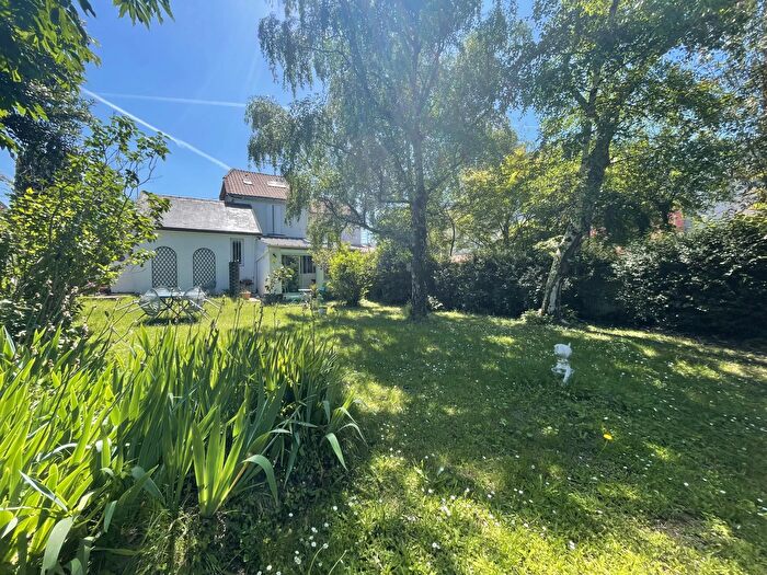 Rezé, Pont Rousseau : Maison 11 pièces à vendre