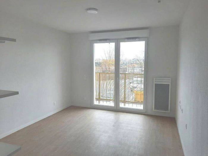 Zone Industrielle Quatre Pavillons-La Gardette, Lormont : Appartement 1 pièce à louer