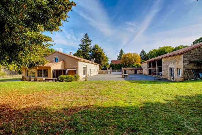 Maison 6 pièces à Chef-Boutonne, à vendre