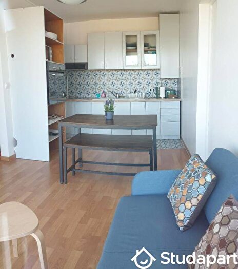 Appartement à louer - Clairieres-Chateaux-Zone Agricole, Cergy - 1 pièce - 5 chambres