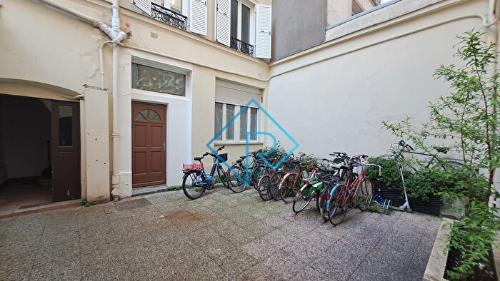 Appartement à vendre - Paris e , Montmartre, Sacré Coeur, Abbesses - 2 pièces - 1 chambre