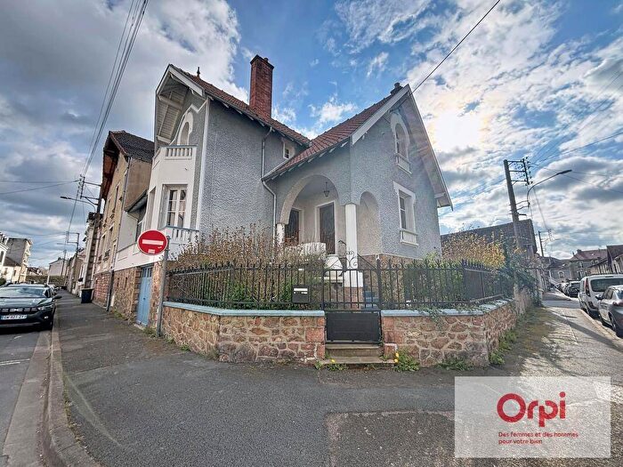 Maison à louer - Cité Bretonnie-Chatelet-Favieres-Conches, Montluçon - 6 pièces - 5 chambres