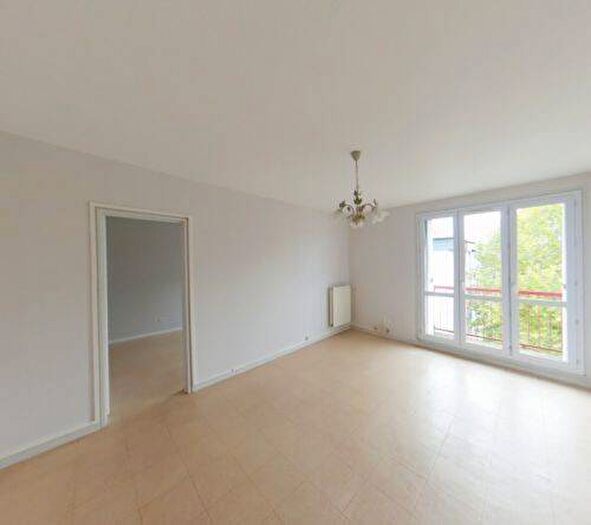 Appartement à louer - Vernet, Saint-Amand-Montrond - 3 pièces - 2 chambres