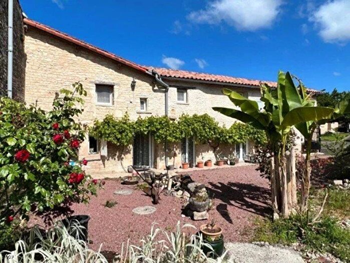 Maison à vendre - Salles-de-Villefagnan - 6 pièces - 3 chambres