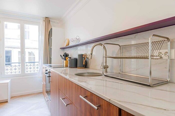 Appartement à louer - Saint Philippe du Roule, Paris ème - 2 pièces - 1 chambre