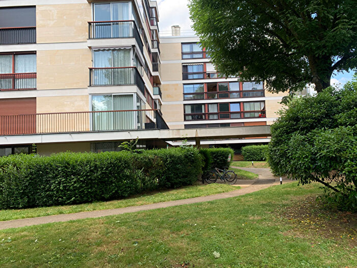 Appartement 1 pièce à louer - Fontenay-le-Fleury, Hôtel de ville