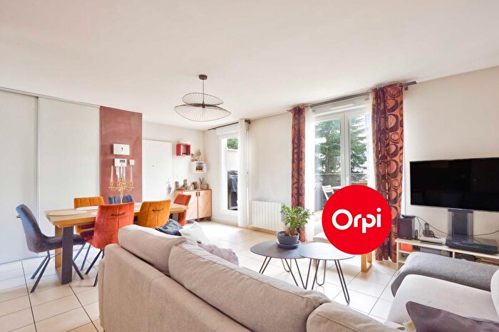 Appartement à vendre - Saint-Priest, Village - 5 pièces - 4 chambres