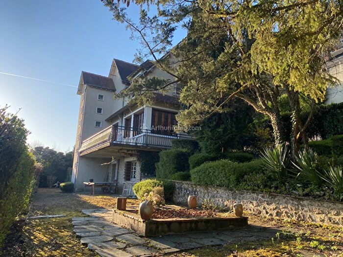 Maison à vendre - La Chartre-sur-le-Loir - 5 pièces - 4 chambres