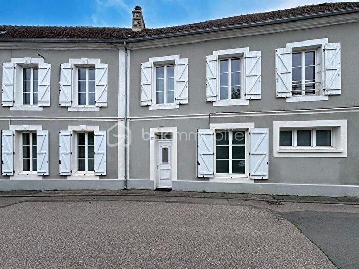 Le Bourg-Saint-Léonard : Maison 6 pièces à vendre