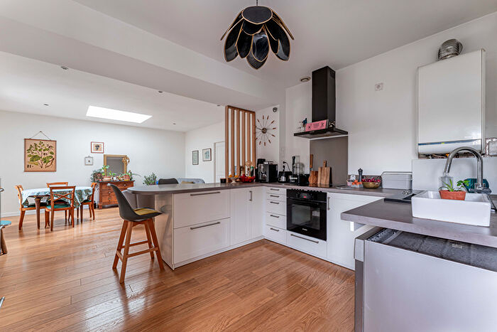 Maison à vendre - Neuville-sur-Saône - 5 pièces - 3 chambres