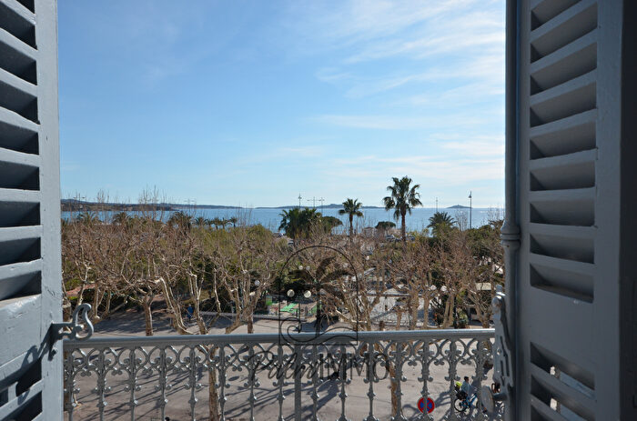 Appartement à louer - Sanary-sur-Mer, Centre-ville, Port - 3 pièces - 2 chambres