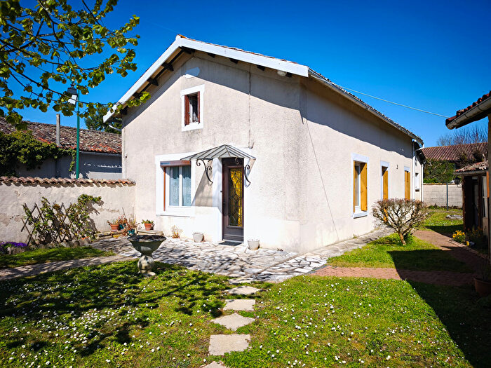 Maison à vendre - Champagné-le-Sec - 5 pièces - 4 chambres