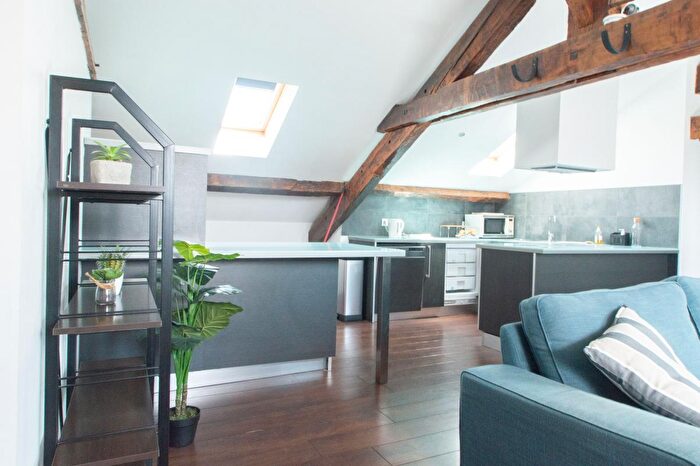 Appartement à louer - Pau, Centre-ville - 3 pièces - 2 chambres