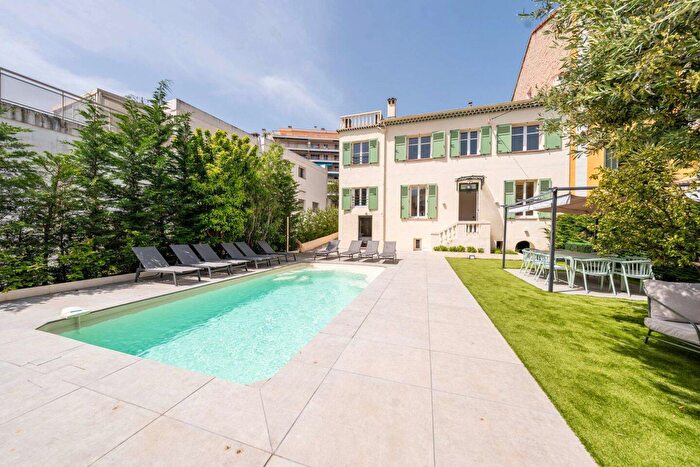 Maison à louer - République, Cannes - 10 pièces - 5 chambres