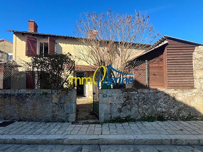 Maison à vendre - Civaux - 4 pièces - 3 chambres