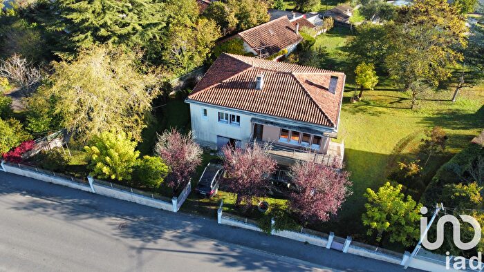 Maison à vendre - Montbron - 6 pièces - 3 chambres