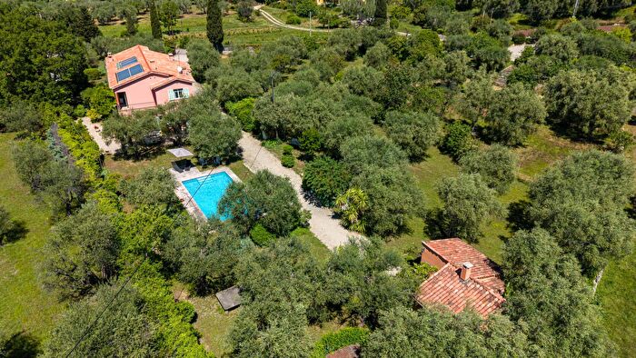 Châteauneuf-Grasse : Maison 10 pièces à vendre