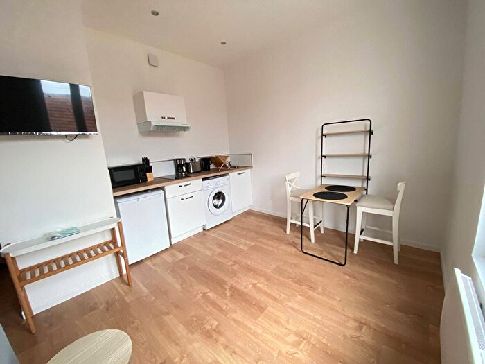 Appartement à louer - Faubourg dIsle-Neuville, Saint-Quentin - 1 pièce