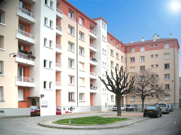 Appartement à louer - Centre Ville-Chavanne-Hypercentre, Saint-Chamond - 2 pièces - 1 chambre