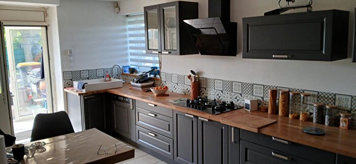 Maison à vendre - Vernoil-le-Fourrier - 5 pièces - 4 chambres