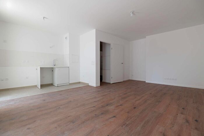 Savigny-le-Temple, Plessis la Forêt : Appartement 2 pièces à louer