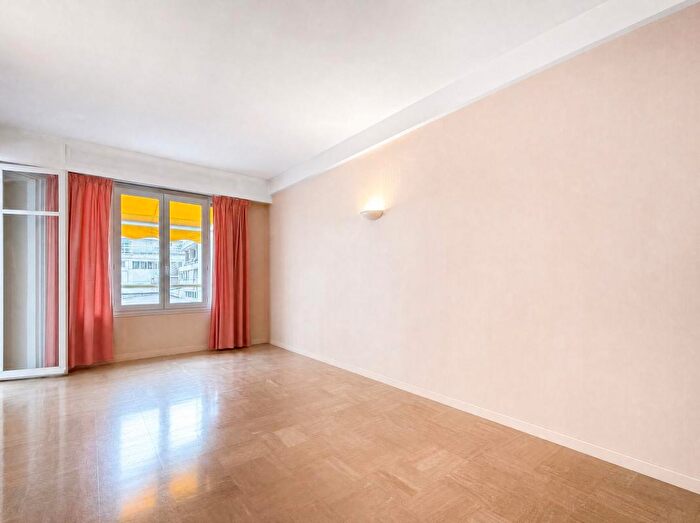 Appartement 2 pièces à Nice, Carré d'or, à vendre