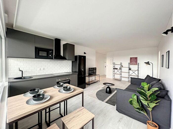 Appartement à louer - Cormiers-Hauts Batons-Champy-Butte Verte, Noisy-le-Grand - 5 pièces - 1 chambre